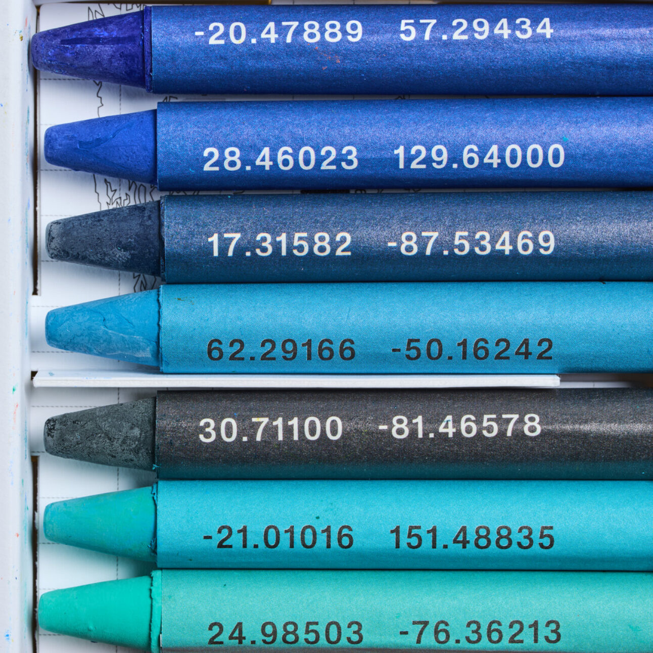 Crayons – 12 unnamed colors - Japan House London